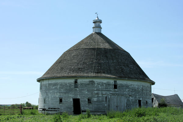 Old Round Barns...... Hard To Find: It is so hard to find an old round ...