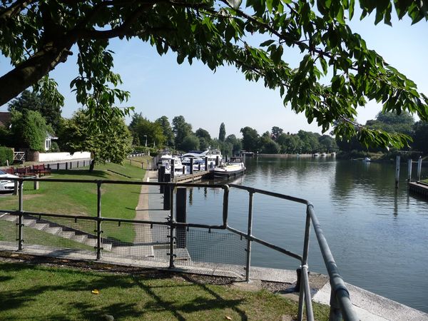 Shepparton Lock: Shepparton Lock is in Surrey,about 20 miles from London