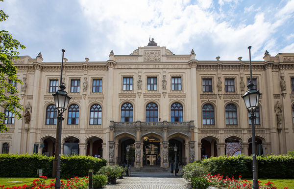 Funf Kontinente Museum: Wikipedia: The Museum Five Continents or Five ...