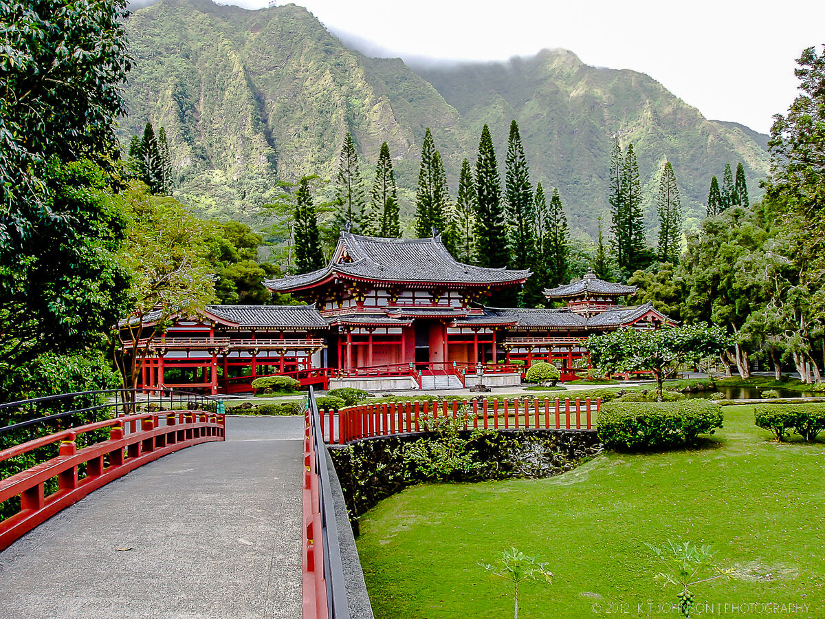 Byodo-In Temple (color version):