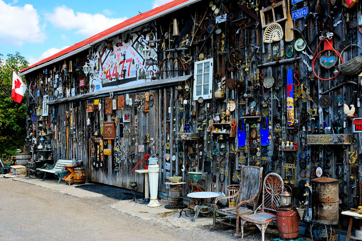 Barn Decor: The things you see on a weekend drive in the country. :sm02:...