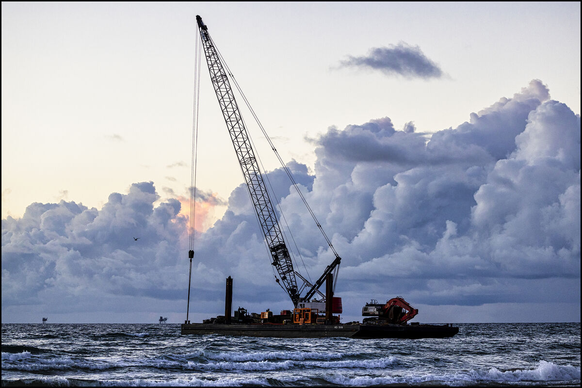 Offshore Couds: Early morning clouds over the Gulf of Mexico with a ...
