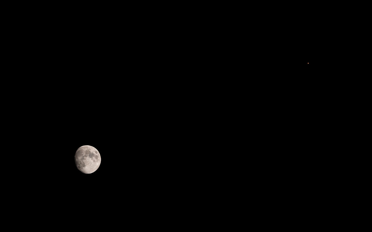 Moon-Mars Conjunction: Moon-Mars Conjunction (Mars in upper right ...