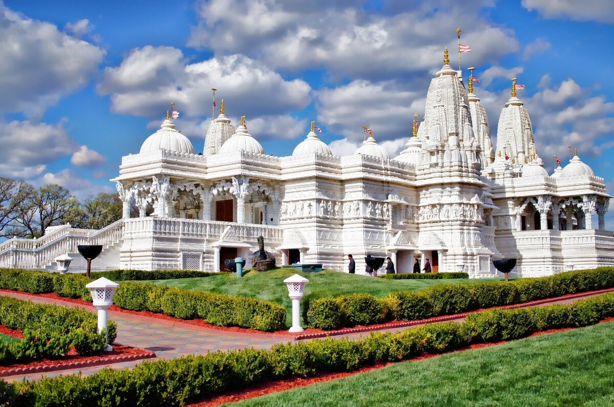 The spectacular Hindu Temple in Bartlett, IL: The light kisses its ...