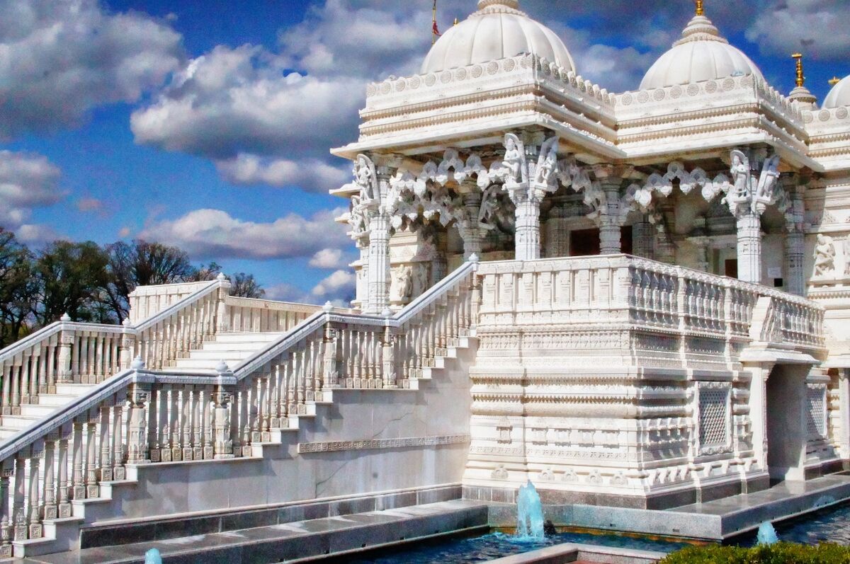 The spectacular Hindu Temple in Bartlett, IL: The light kisses its ...