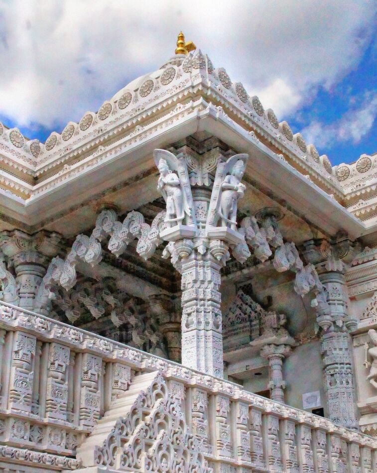 The spectacular Hindu Temple in Bartlett, IL: The light kisses its ...