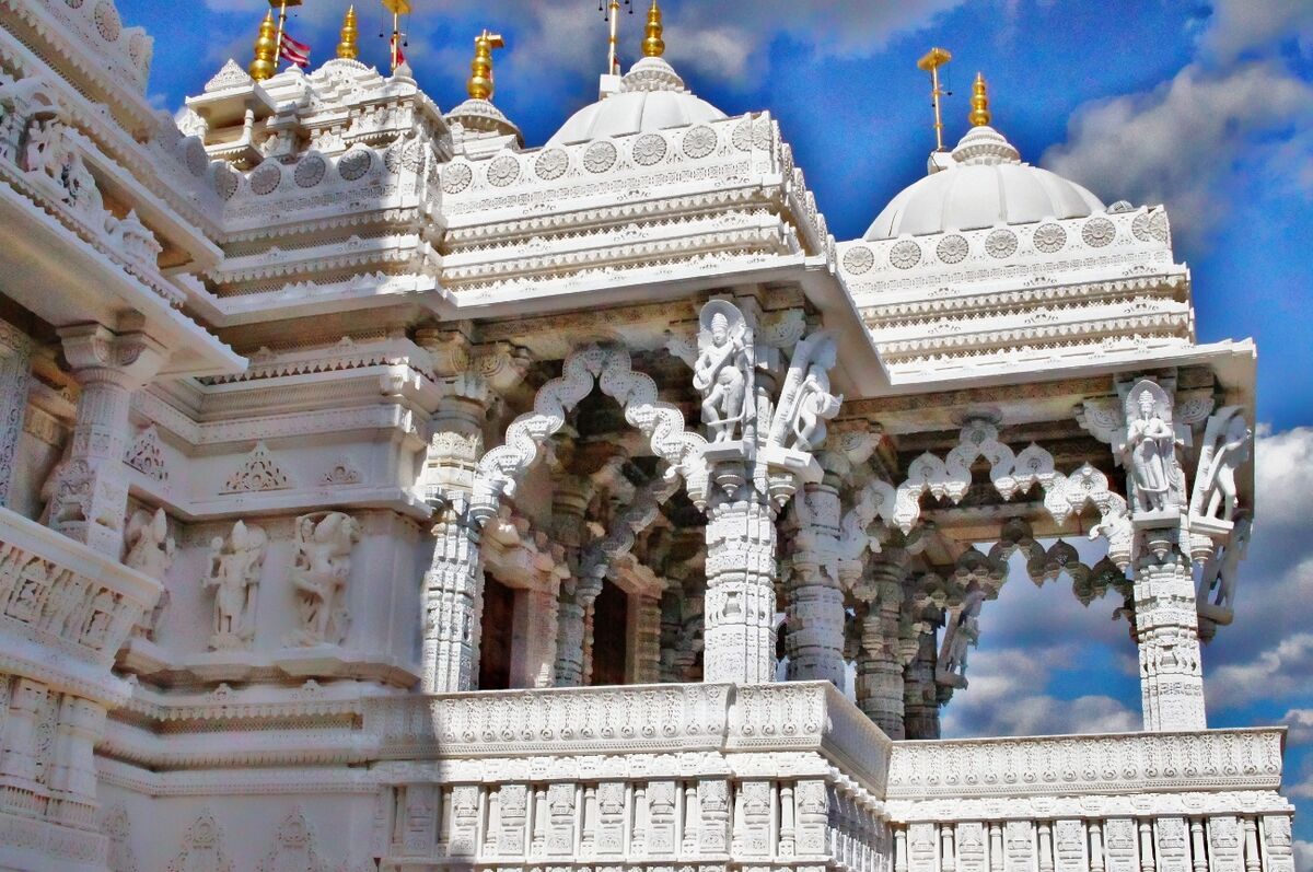 The spectacular Hindu Temple in Bartlett, IL: The light kisses its ...