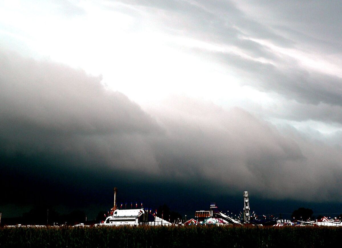 OMG 💀💀💀: Really severe weather front rolling in at a carnival I went to ...