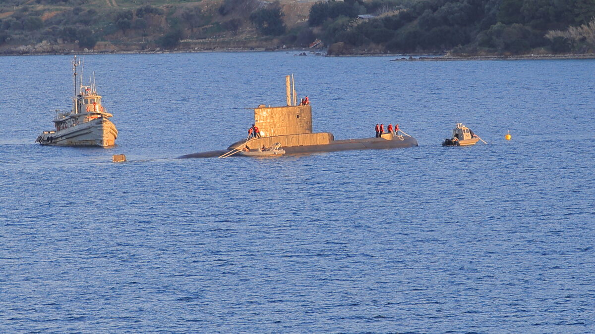 How to Moor A Submarine: How to Moor A Submarine...