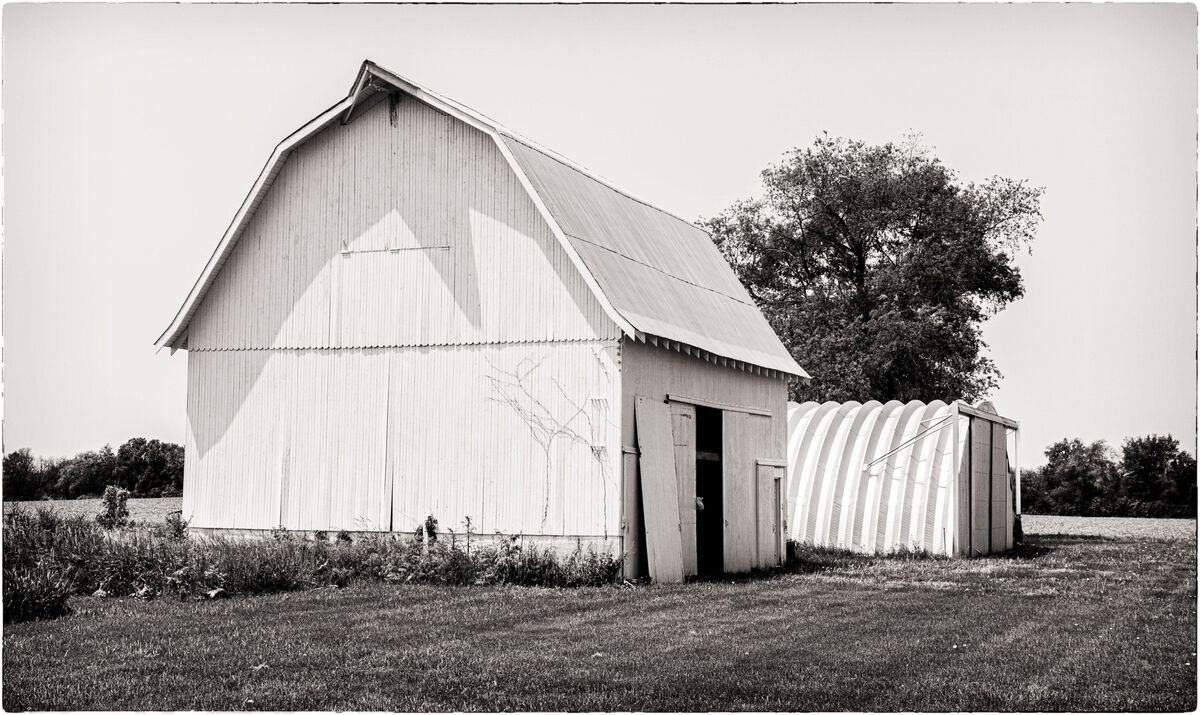 Another Delaware County Barn: This fellow is a white gambrel roof, side ...