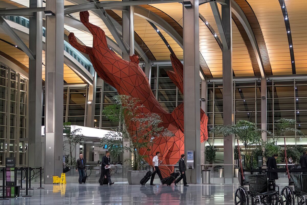 Sacramento Airport 2016: I don't fly in that much, but I love the decor ...