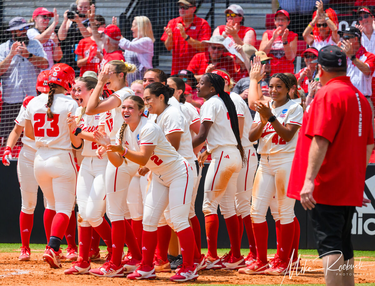 NCAA Regional Softball Final Lafayette: UL Lady Cajuns vs Baylor Lady ...