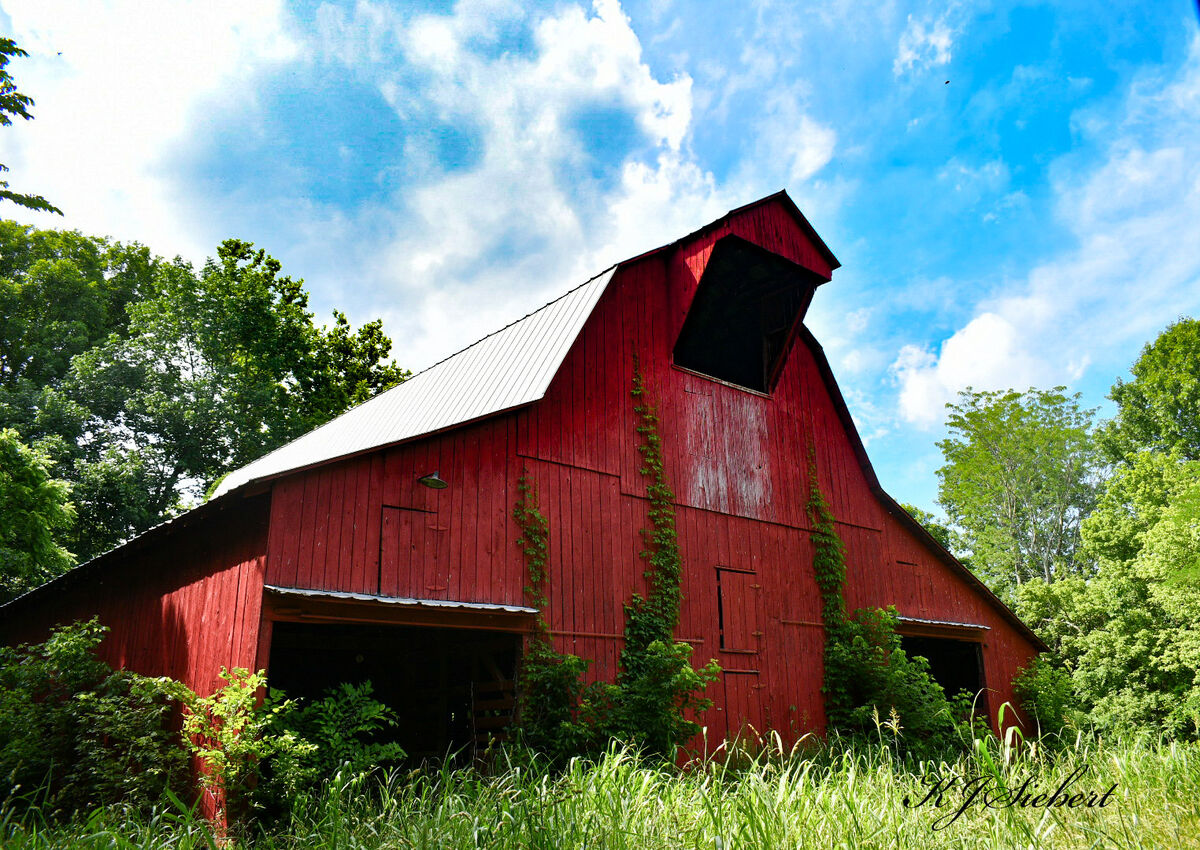 Red Barn: This beautiful red barn in Southeast Missouri is located in ...