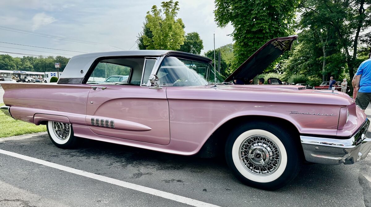 Thunderbird.. love 'em. Especially these square Birds. I saw this '58 ...