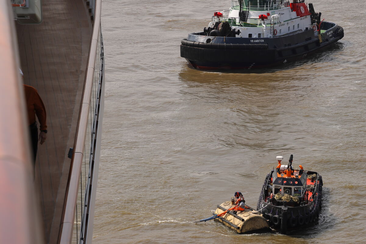 How to unmoor a big ship Greenwich UK: How to unmoor a big ship ...