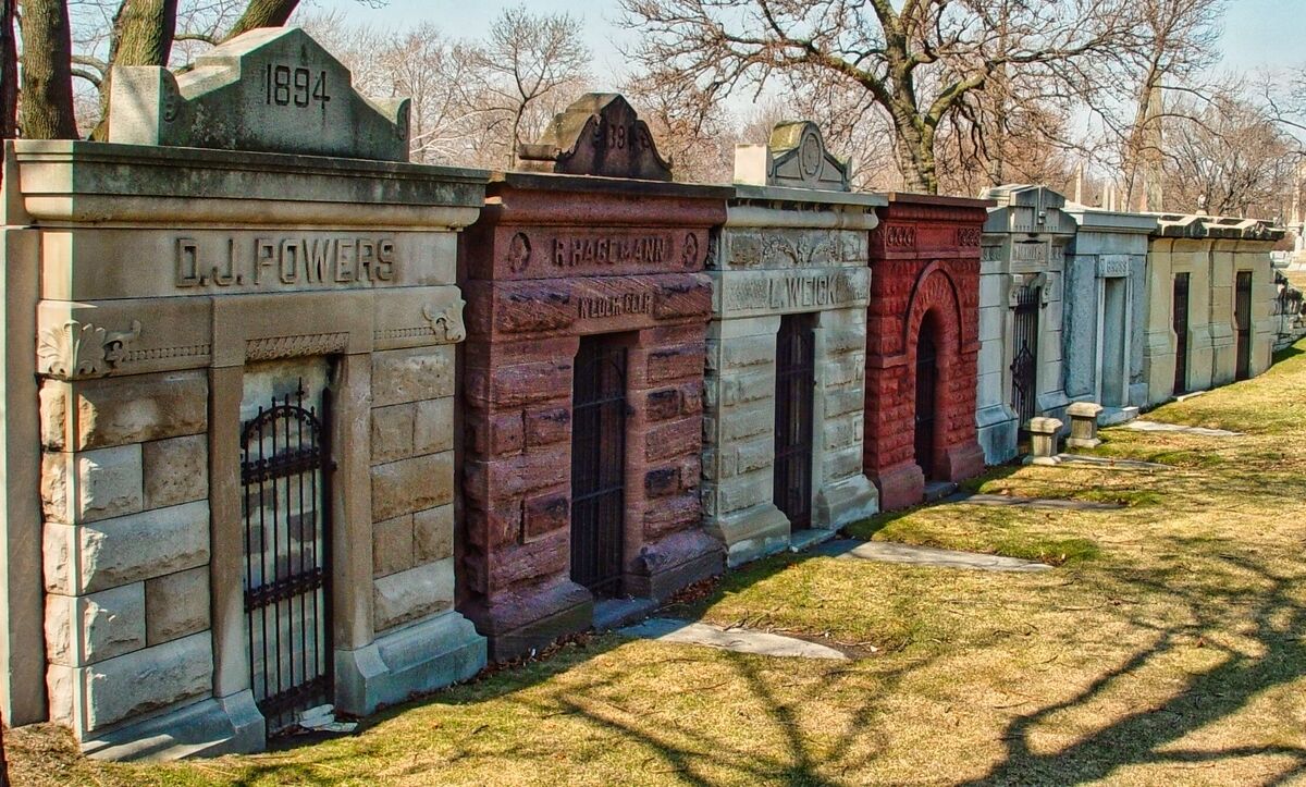 Housing at Graceland Cemetery: Chicago, IL's swankiest necropolis 🤔🤔🤔🤔...