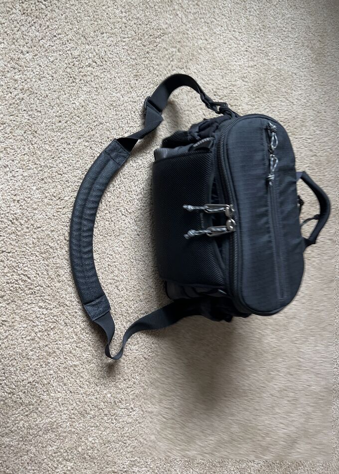 Think Tank Speed Freak Camera Bag: In like-new condition. Comes with ...