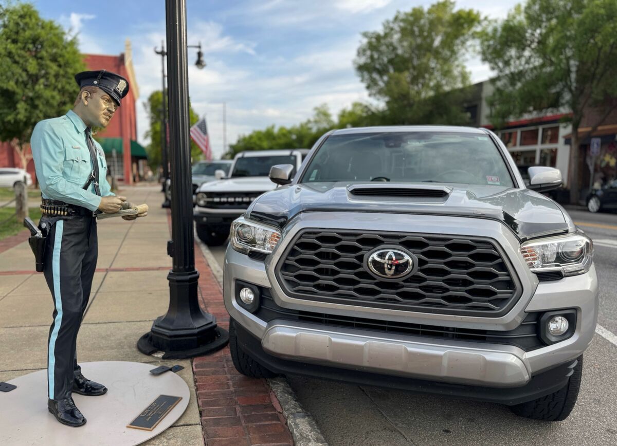 Small Georgia Town Pays To Have Realistic Looking Statues Of Ordinary ...