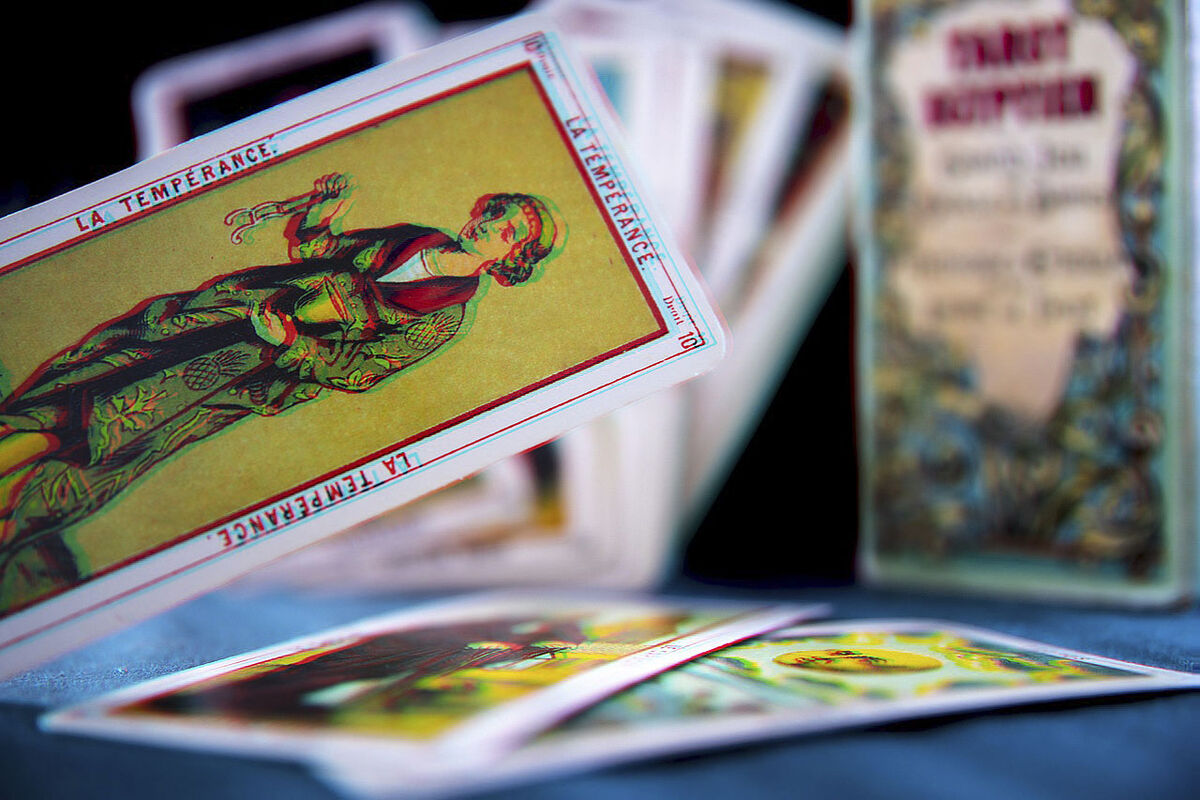 3D Tarot Cards: Anaglyphic glasses are required to view it in 3D. Picture Credit: CJMM on ...