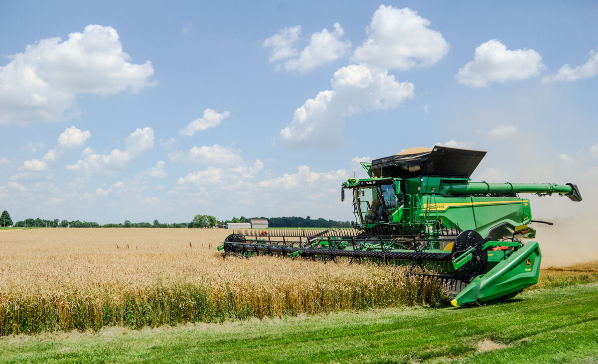 Bring in That Wheat: My farmer cutting wheat today with his JD X9 ...
