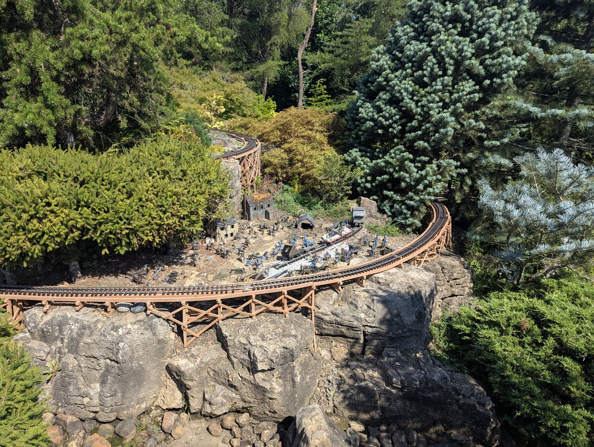 Best Model Train Ever 2: Outdoors, not running TH - but spectacular ...