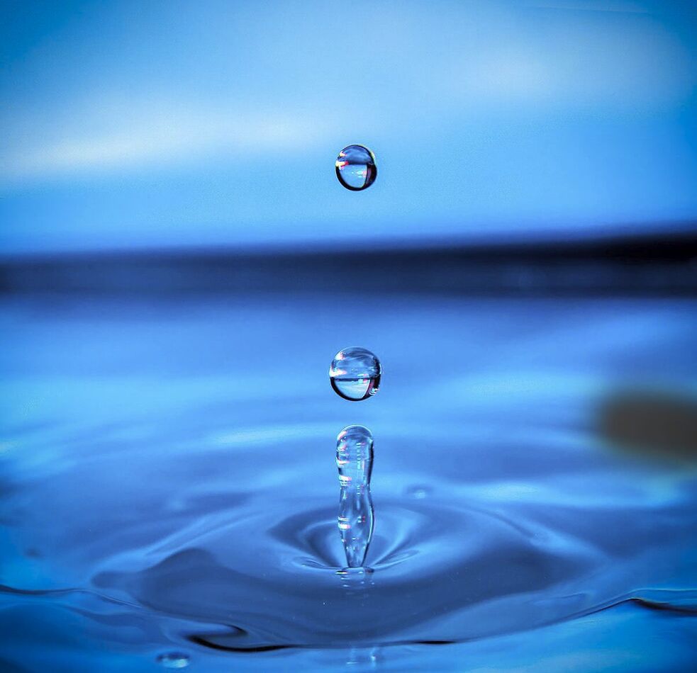 3D - Water Drop: Anaglyphic glasses are required to view it in 3D ...