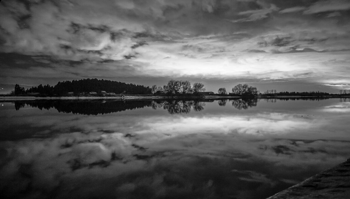 Using reflective light at night: The reflective light at night against ...