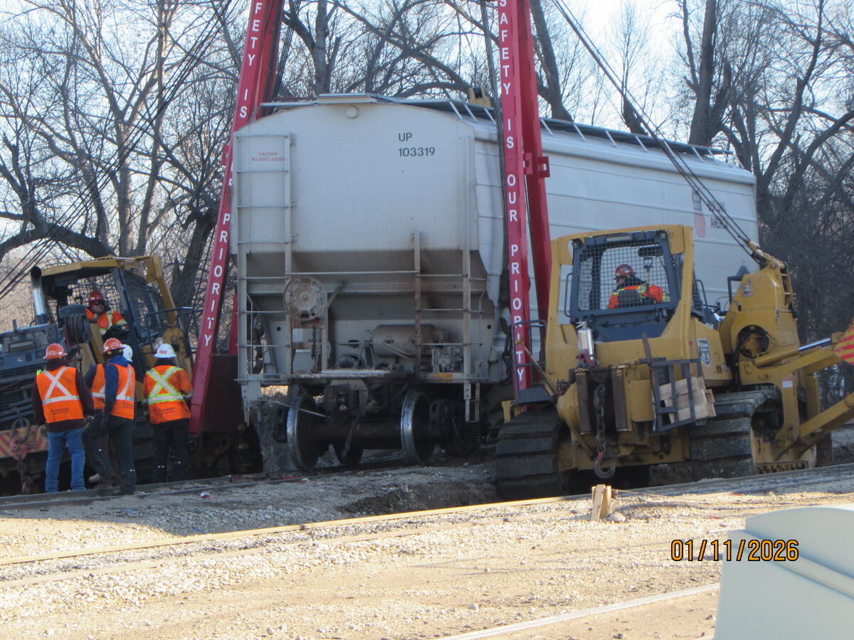 Re-Railing a Derailed Hopper: R. J. Corman (https://www.rjcorman.com ...