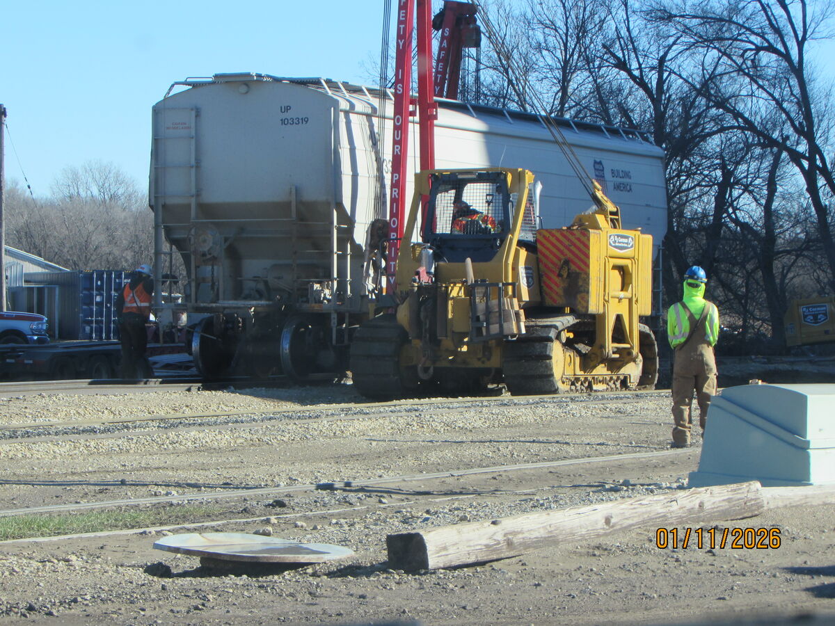 Re-Railing a Derailed Hopper: R. J. Corman (https://www.rjcorman.com ...