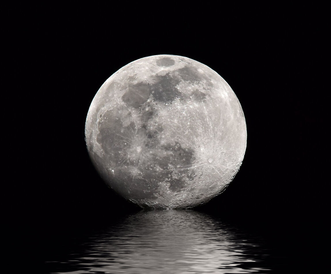 as the water said: Moon Me: I took this image with my D5100 on a clear ...