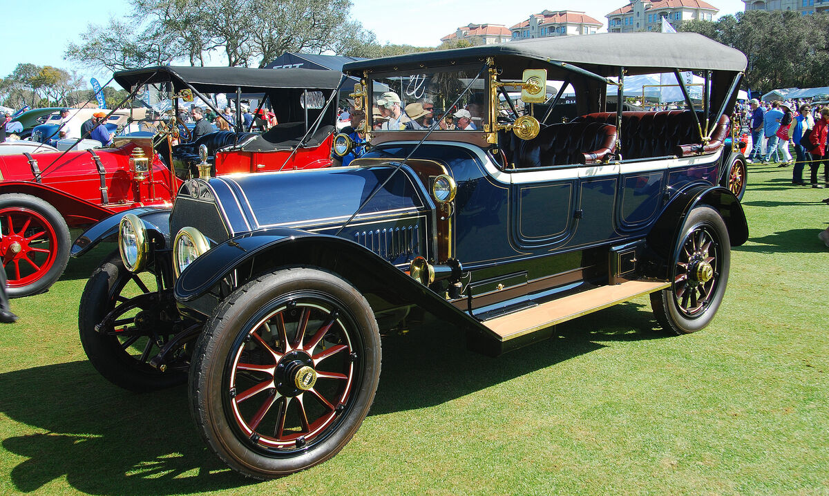 A luxury car of massive proportions: This is a 1912 Alco 5 Passenger ...